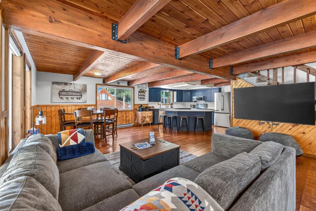 Mountains are Calling- Downtown oasis with game Room, hot tub, and ...