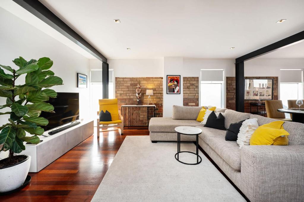 Stylish Fitzroy Warehouse Apmnt with Balcony and BBQ, Melbourne ...
