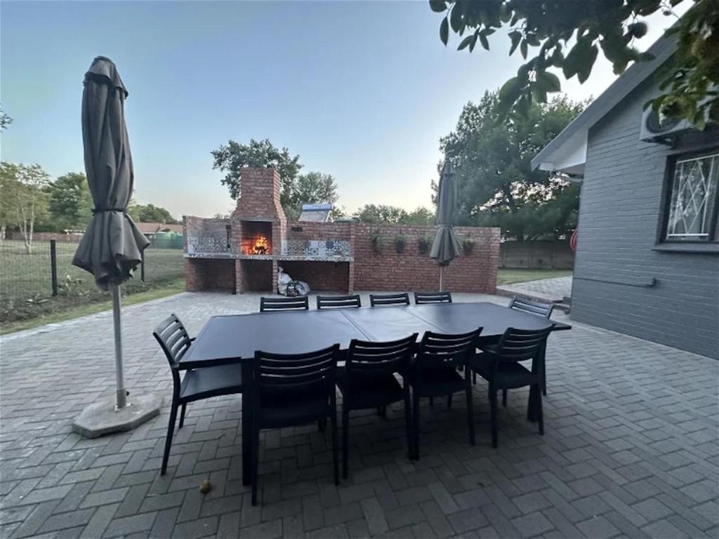 Spacious apartment with an outdoor fireplace, Dan Pienaar (tarifs ...