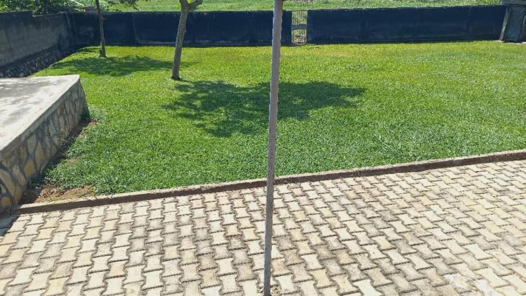 Vine Astonish, near UN Base & Entebbe Airport, Entebbe (tarifs ...