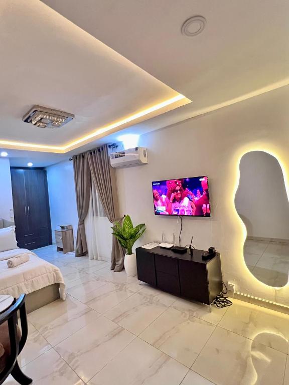 Studio Ensuite with Kitchen, Abuja - 24hrs Power, WiFi, Netflix, Built ...
