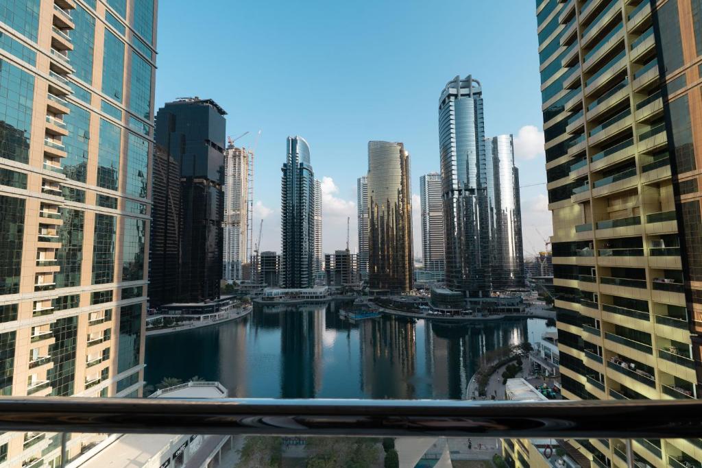 Escape 24 Spacious 1BR Lake View, Global Lake View, JLT, Dubai (preços ...