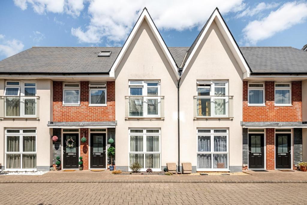 Quayside Home with a Seperate Entertainment Room & Beach Hut, Hamworthy ...