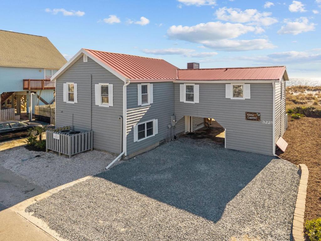 Oceanfront OKI Home Ocean Views & Dune Walkover, Oak Island (preços ...