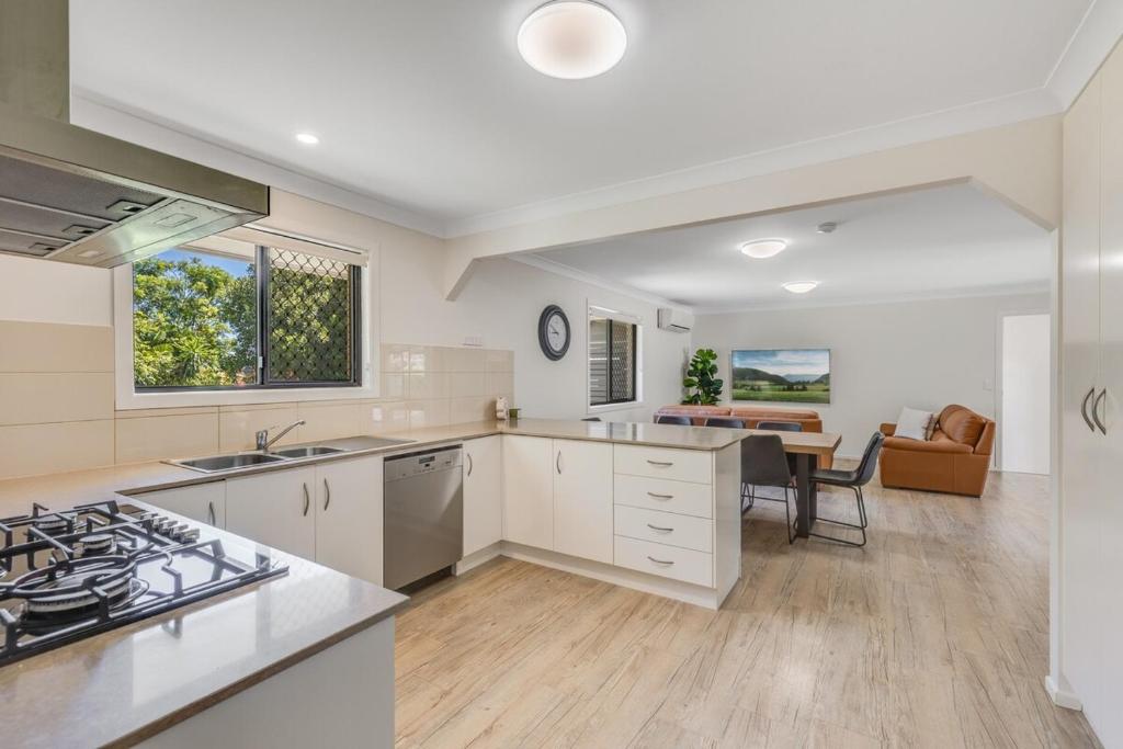 Prime Stay Steps from St Vincents &Grammar!, Toowoomba (updated prices ...