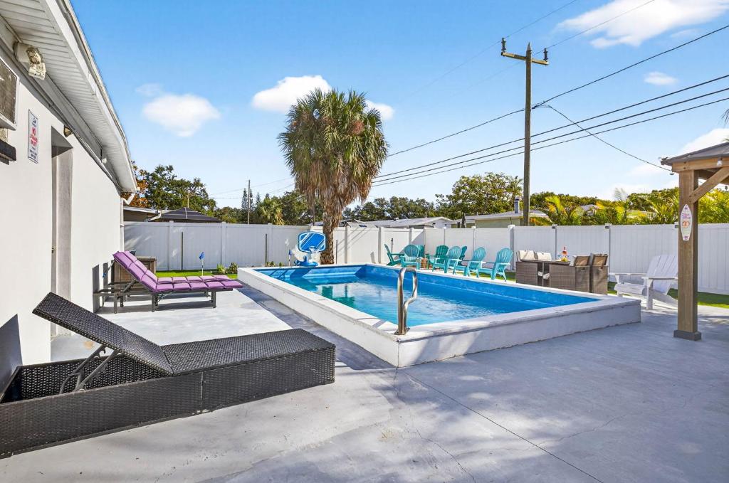 Family Heated Pool Putting Green Pac-Man Near Beach, Walsingham ...