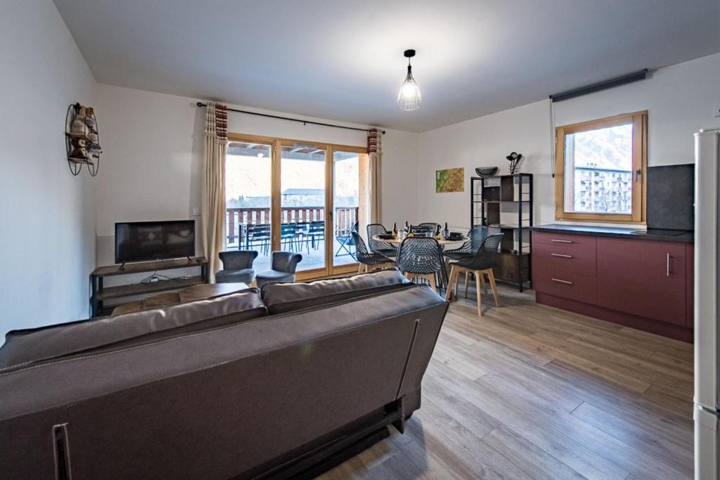 Refuge des Cimes Terrace & Mountain View, Saint-Jean-de-Maurienne ...