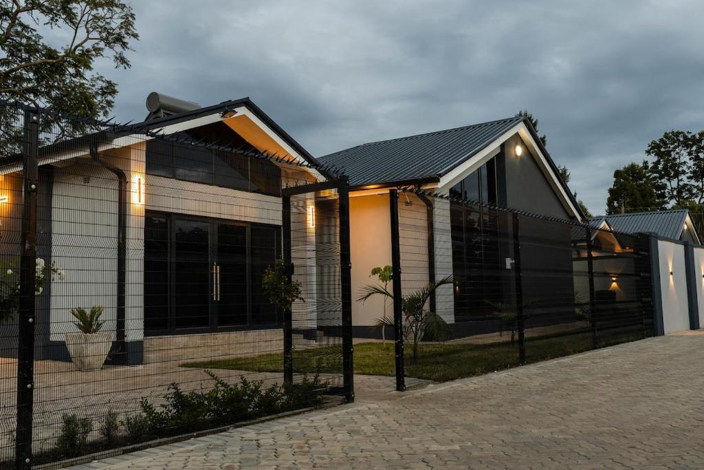 6 Guests 3 Bedroom 4 Beds 2 Bathrooms Wifi Solar, Silobela (tarifs ...