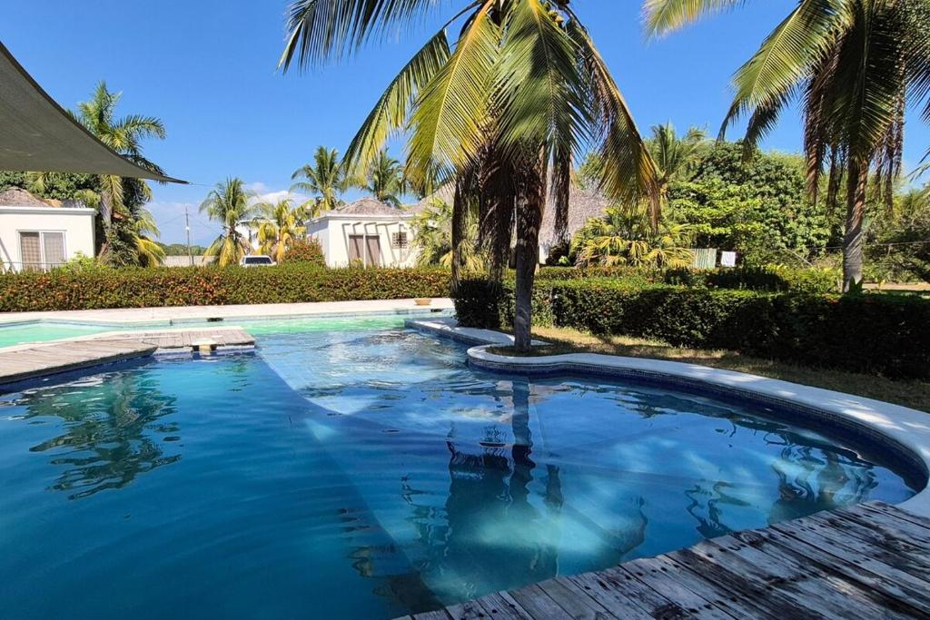 Beach House - with Pool and Grill, El Sunzo (preços atualizados de 2026)