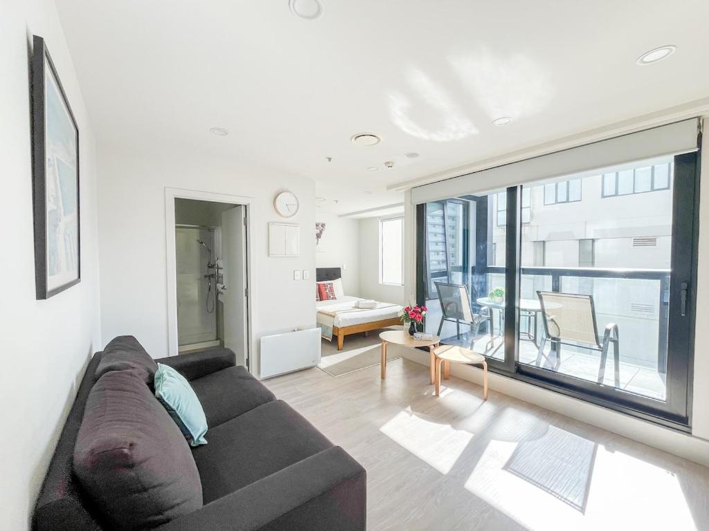 Modern Studio Near Sky Tower w Pool Gym & Balcony, 오클랜드 (2026년 최신 요금)