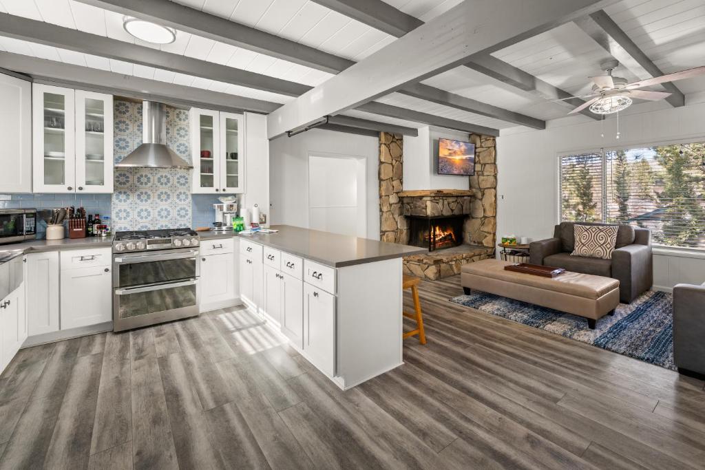 Mockingbird Retreat - Walk to the Lake, hot tub, EV charger, Fenced ...