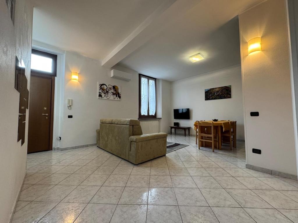 8 min to Milan MXP Airport with train station, Gallarate (precios ...
