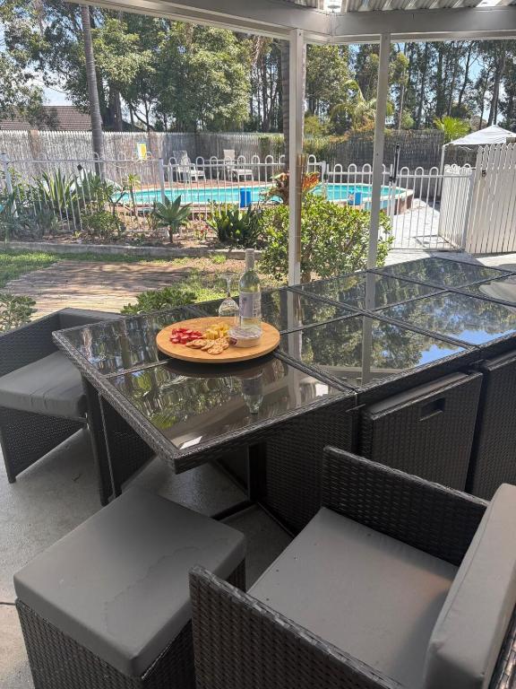 Sunshine Bay, 5 mins to beach w pool pet friendly, Sunshine Bay ...