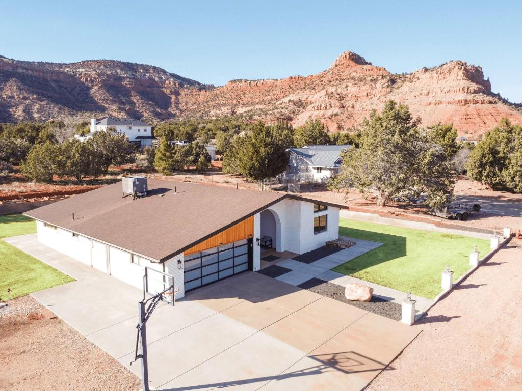Newly Updated family Home w Hot Tub Near Zion & Bryce, Kanab (uppfærð ...
