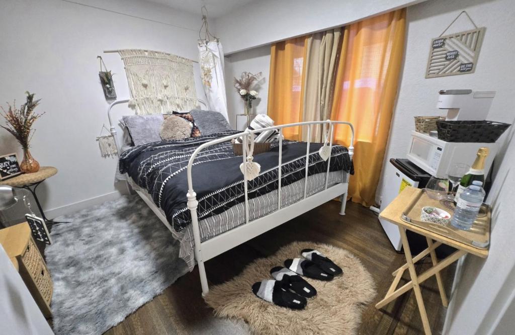 Bohemian Theme Private Room near Metrotown Mall with private parking ...