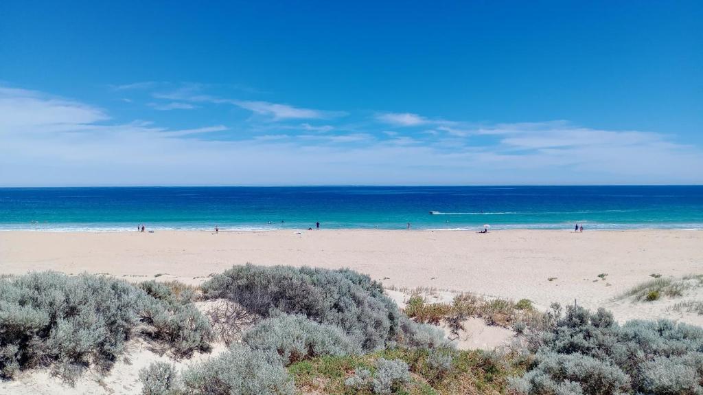 Sea Breeze Beach House - Secret Harbour, Secret Harbour (prezzi ...