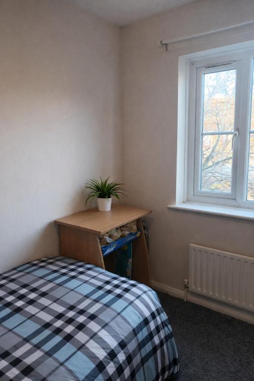 Peaceful room in E16 - minutes from ExCeL-Elizabeth Line, London ...