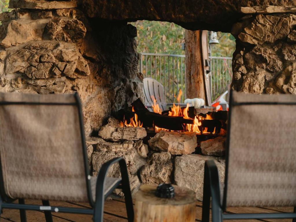 Stonegate Lodge Saltwater Pool 2 Queen Beds Firepit Fast WiFi Room #307 ...