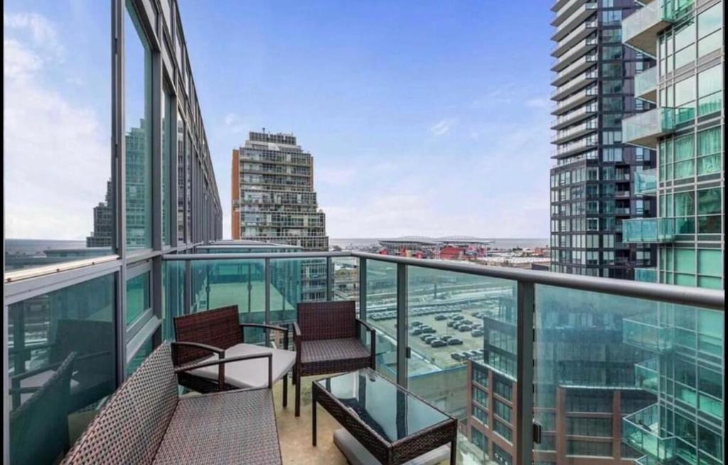 Liberty Village Condo Lake and BMO Field View, Toronto (posodobljene ...