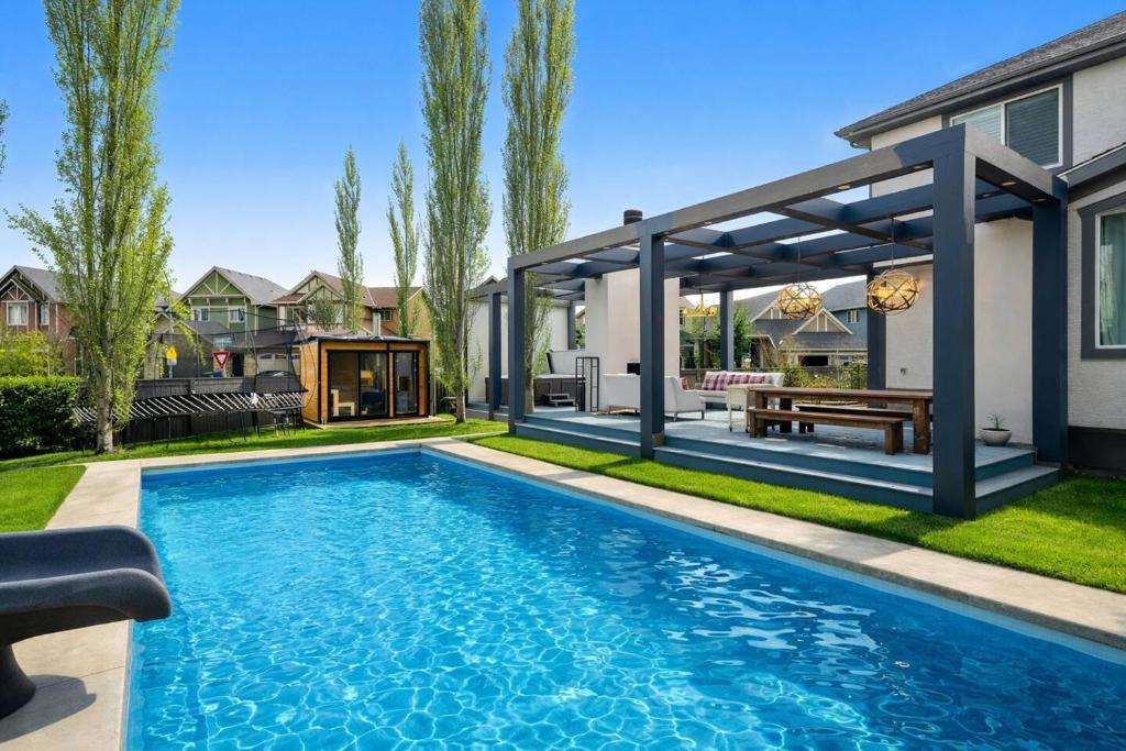 Luxury Haven | Pool | Hot Tub & Sauna |Outdoor BBQ, Calgary (tarifs ...