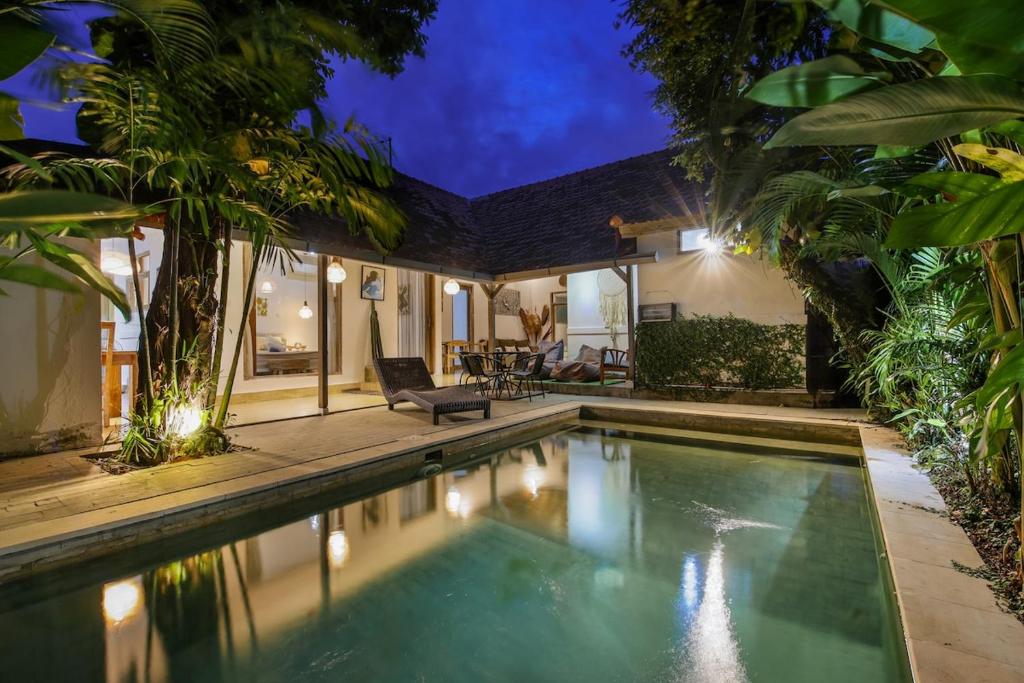 Legian Beach Villa - 3-room open villa, private pool, near the beach ...