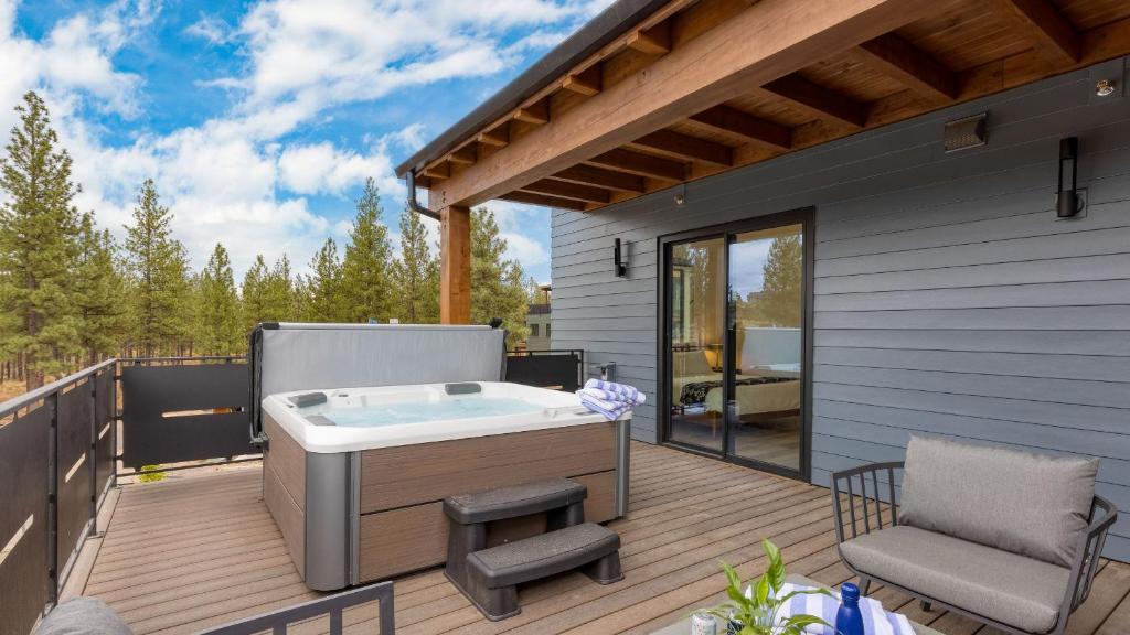 Sleeps 20 4 Units Hot Tub Deck Near DowntownOld Bend Aerie by AvantStay ...