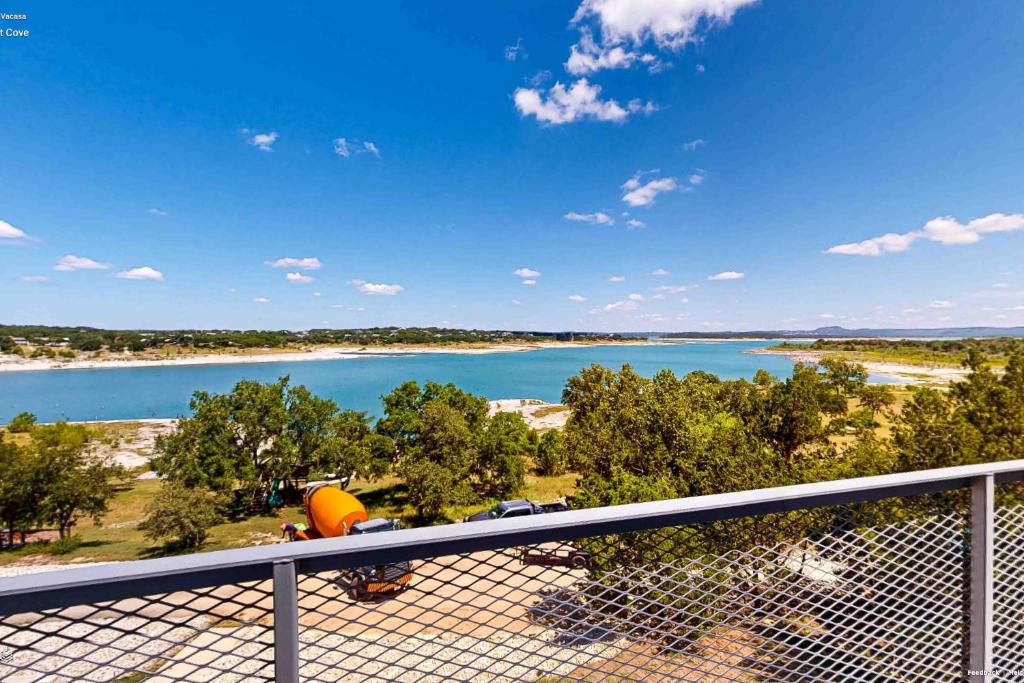 Modern lakefront home with multi levels and gorgeous views, Kanjon ...