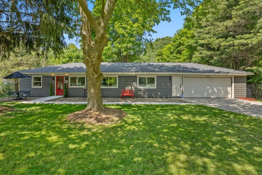 The Pines – Modern, Pet-Friendly Retreat Steps from Wedding Venue | Hot ...