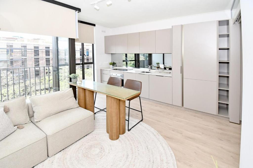 One Rosebank Trendy 1 bed - New designer building, Johannesburg ...