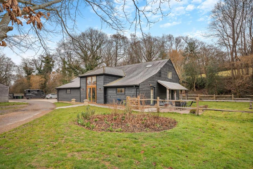 4 Bed in Ewhurst Green oc-w31032, Hurst Green (updated prices 2026)