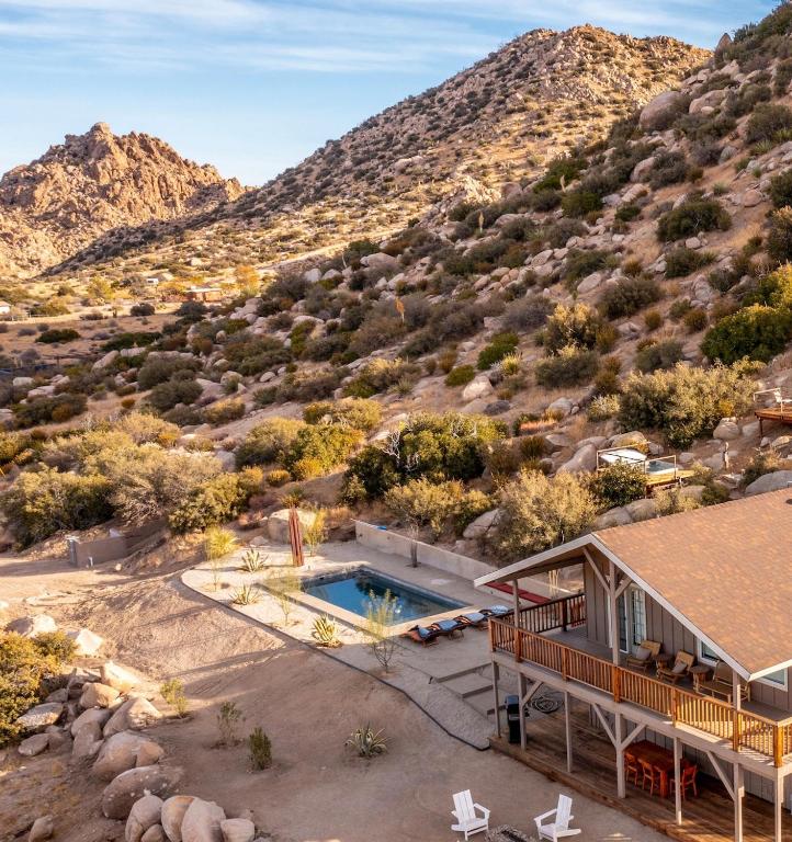 Desert Oasis Hot Tub, Sauna, Pool, Walk to Pappys، Pioneertown (أسعار ...