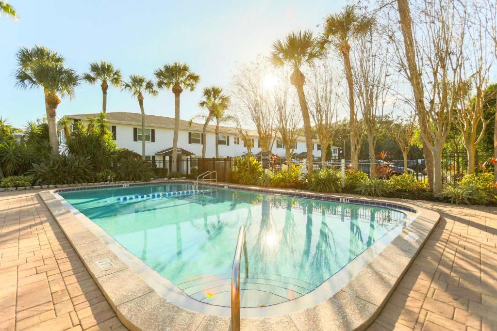 NEW Tan Lines Club Pool Relax 10 min Beach, Largo (precios actualizados ...