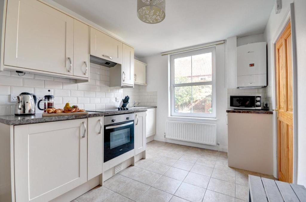 4 Bed in Whitby oc-w001, Whitby (updated prices 2026)