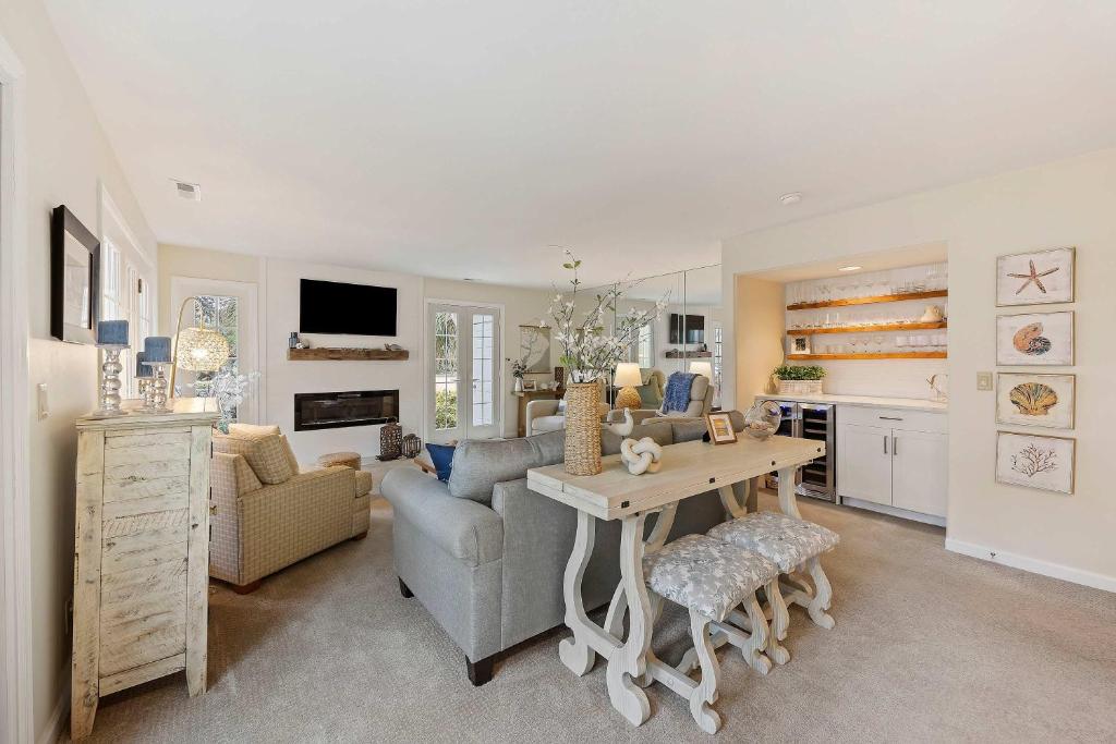 Serene Golf & Lagoon Escape 235 Evian Villa in Shipyard, Hilton Head ...