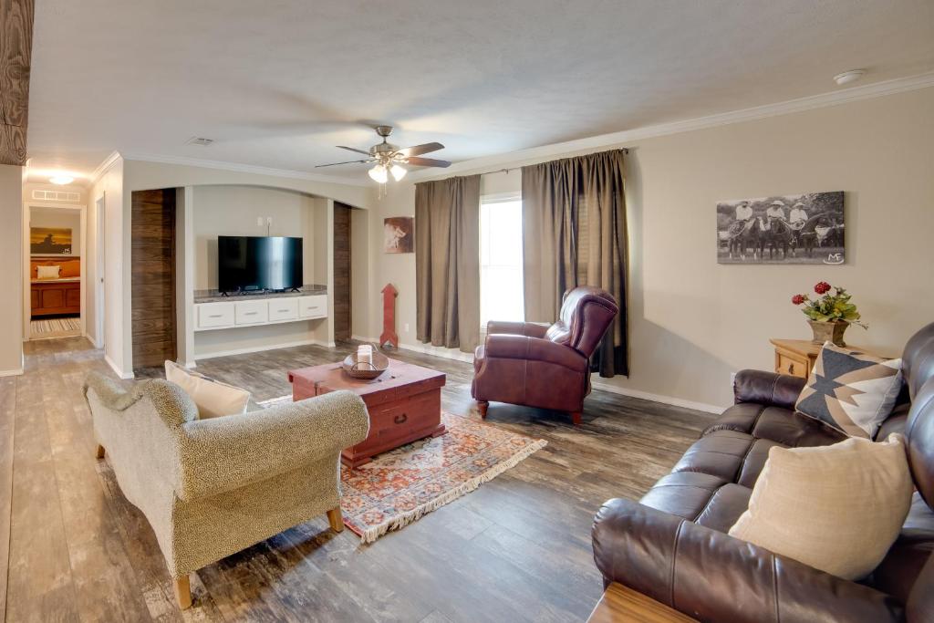 Steps to WES Arena: Pet-Friendly Cabin w/ Deck!, Blue Ridge (prezzi ...