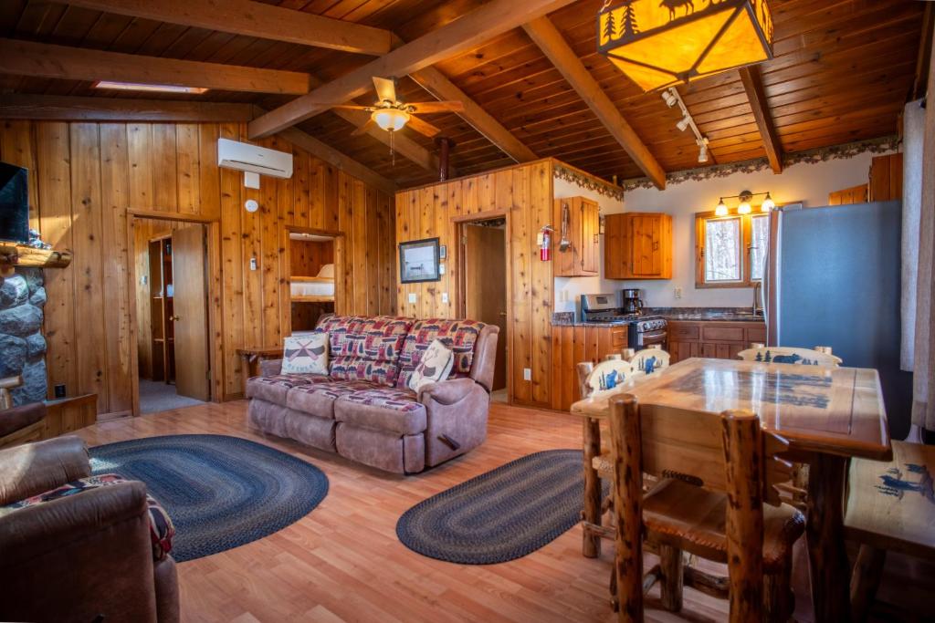 Stylishly 2 Bedroom House - Traditional Cabin - Lake View - Smart TV ...