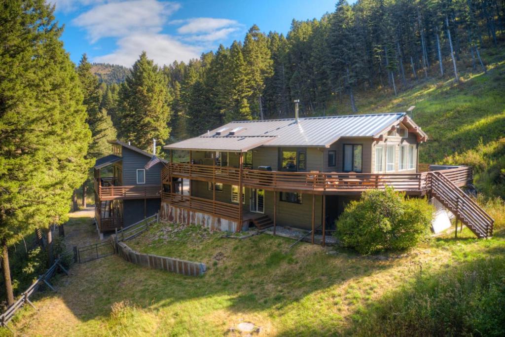 Quinn Peaks Entire 30 Acre Property with a hot tub, Bozmen (ažurirane ...