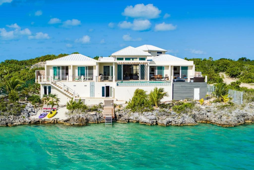 Caicos Cays 5BR Waterfront w Kayaks Infinity Pool Dock & Hot Tub ...