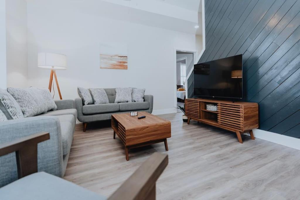 Modern 4-Bedroom Soulard Home Patio & Walk to Stadium, St. Louis ...