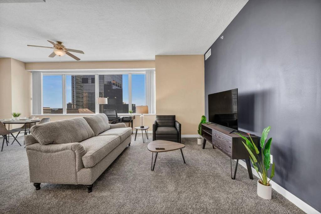 LAKE VIEW SkyTower Suite: Downtown ~ King Bed, Cleveland (updated ...