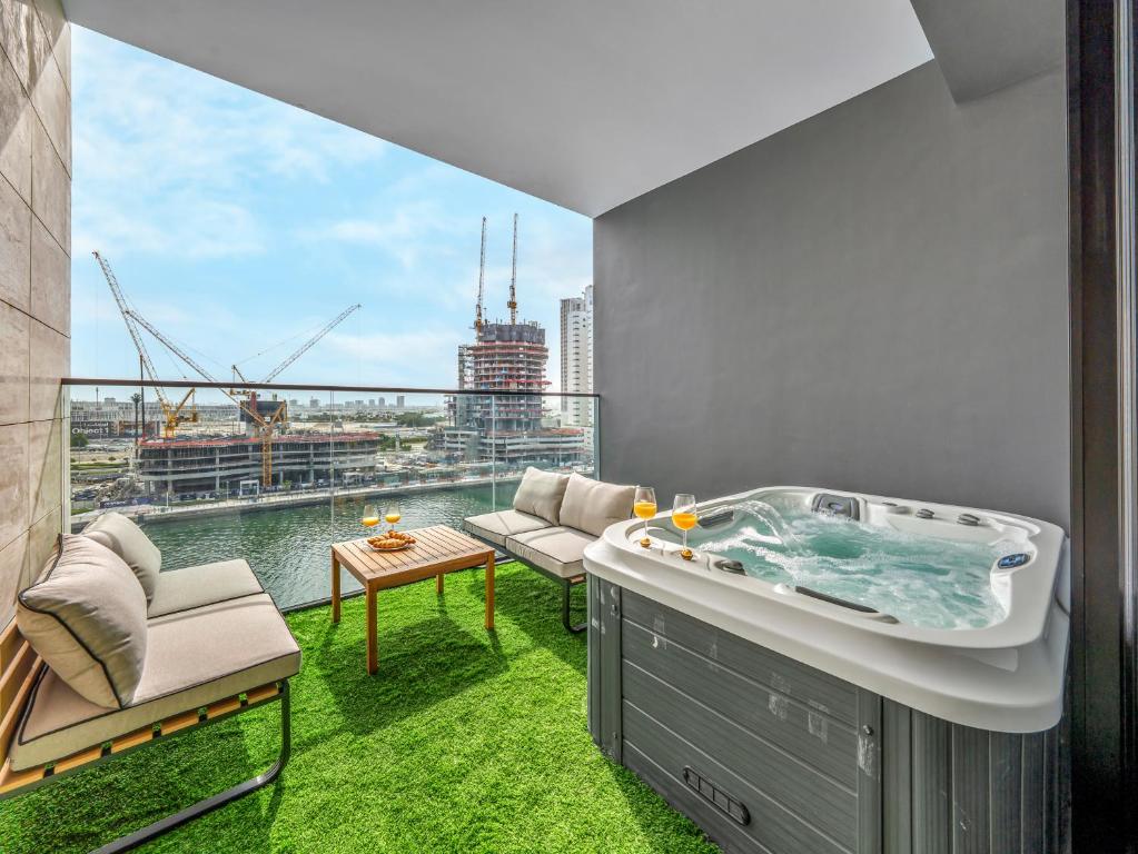 Cozy Studio with Balcony and Jacuzzi I Near Dubai Mall & Downtown I ...