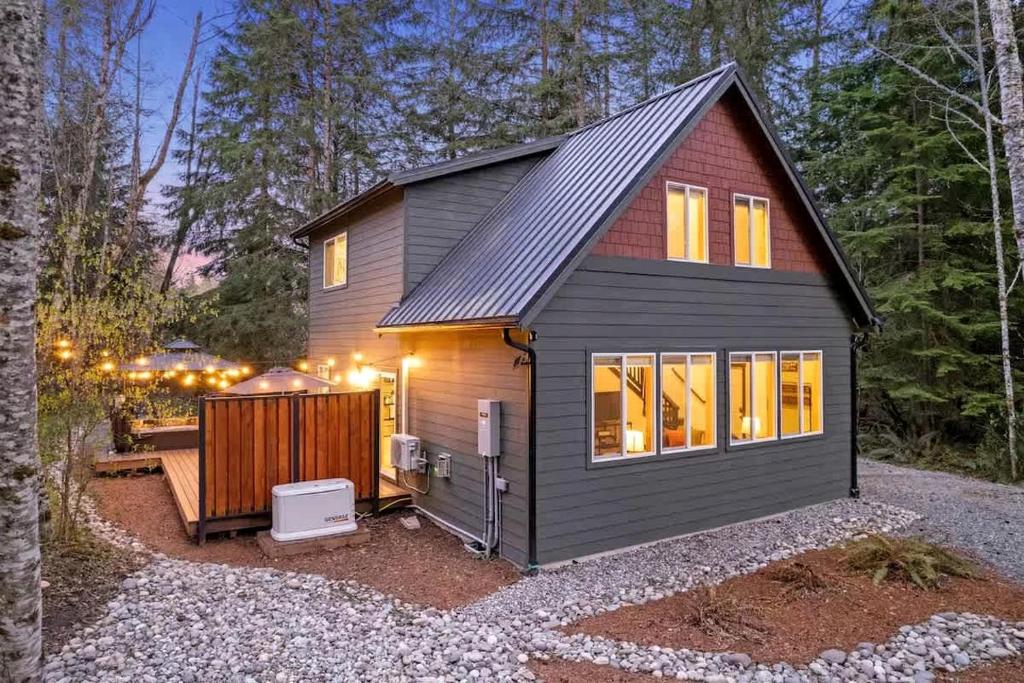 Serene Luxury Cabin with Private Hot Tub Near Mount Rainier National ...