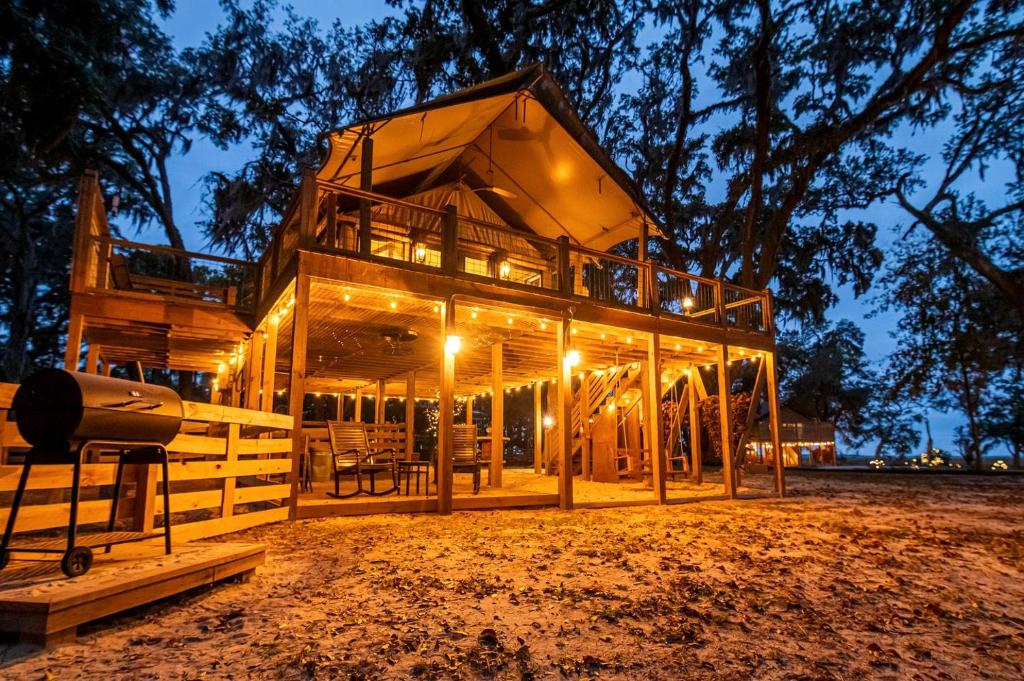 Secluded Treehouse Tent Retreat with Wildlife Viewing Porch, BBQ Setup ...