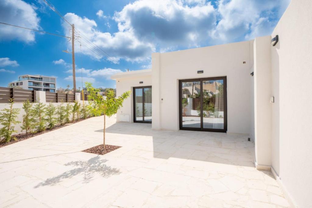 New Bungalow with community pool 400m to Venus Beach, Paphos (updated ...