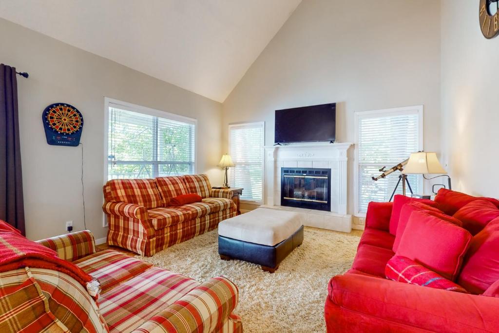 Lake Front Home Sleeps 12 Games Fire Pit Dock, La Follette (updated ...