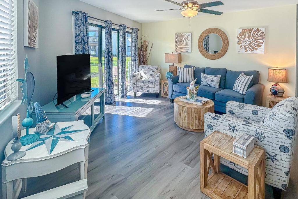 Ground Floor Condo with Onsite Pool View & Access Patio Central AC ...
