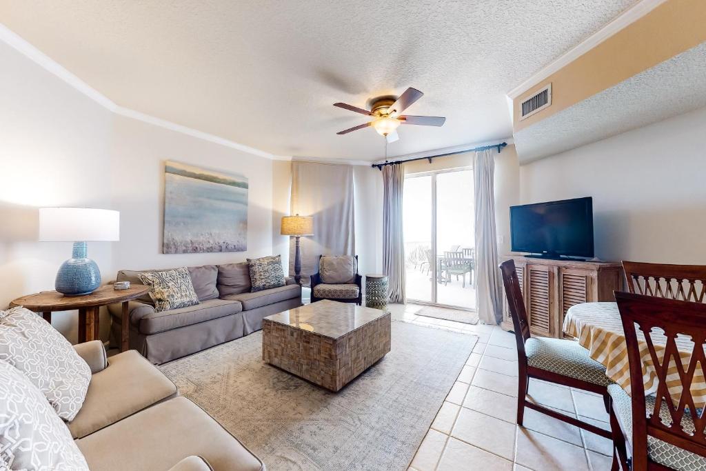 Coastline view 2-bedroom plus bunks with beautiful decor & pickleball ...