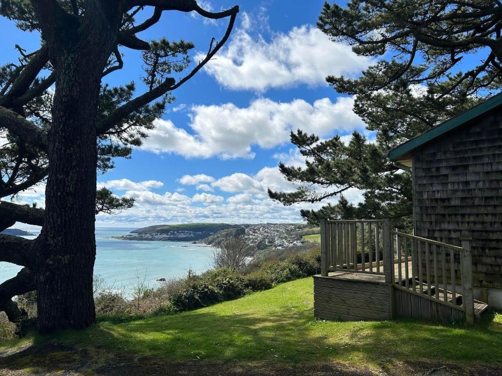 Windwhistle coastal views of Looe Bay cliffs, Saint Martin (preços ...
