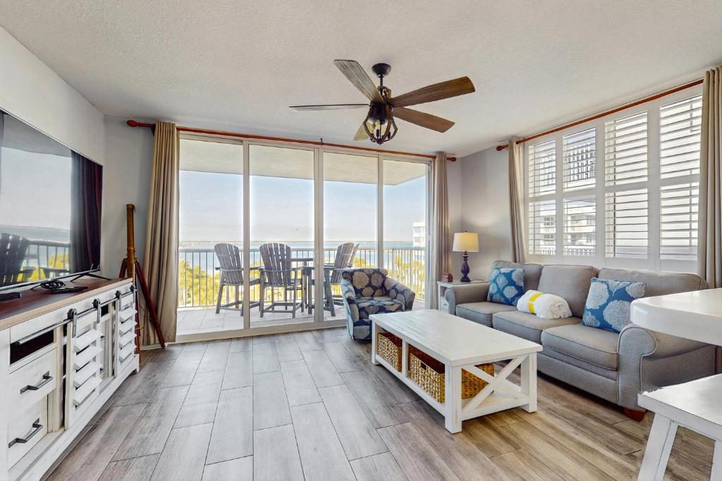 Gorgeous bayside condo with lazy river and beach access, Fort Walton ...
