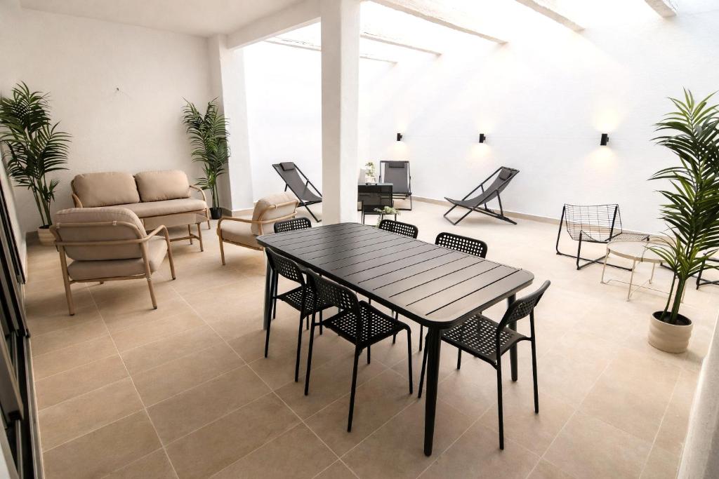Contemporary Chic with Expansive Sun Patio, Madri (preços atualizados 2026)